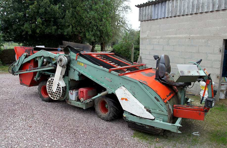 Machine automotrice de ramassage des pommes au sol (Eric Péro)
